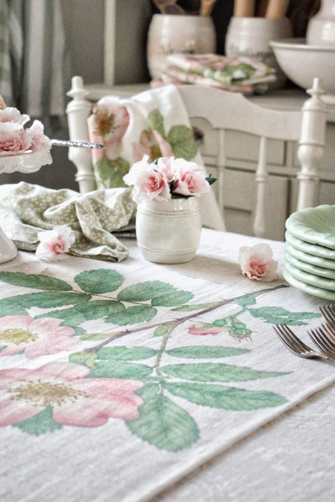 Løper med nyperoser 100 % lin - Lunula Velvære og Interiør AS